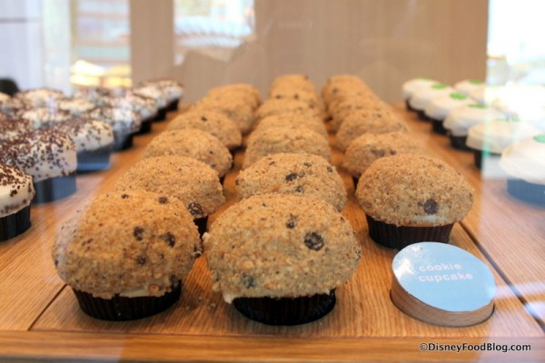 Review: The NEW Cookie Cupcake at Sprinkles in Disney World and ...