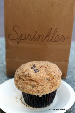 Review: The NEW Cookie Cupcake at Sprinkles in Disney World and ...