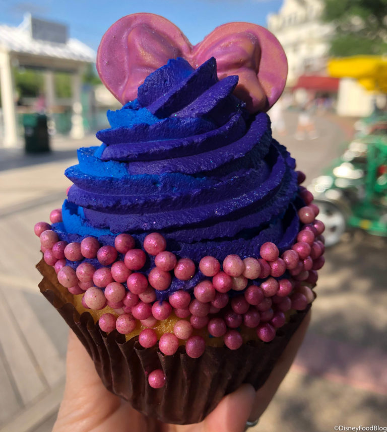 You'll Be SURPRISED What's INSIDE This New Minnie Cupcake in Disney ...