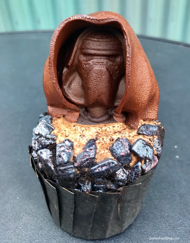Review! Kylo Ren Cupcake in Disney's Hollywood Studios for 30th ...