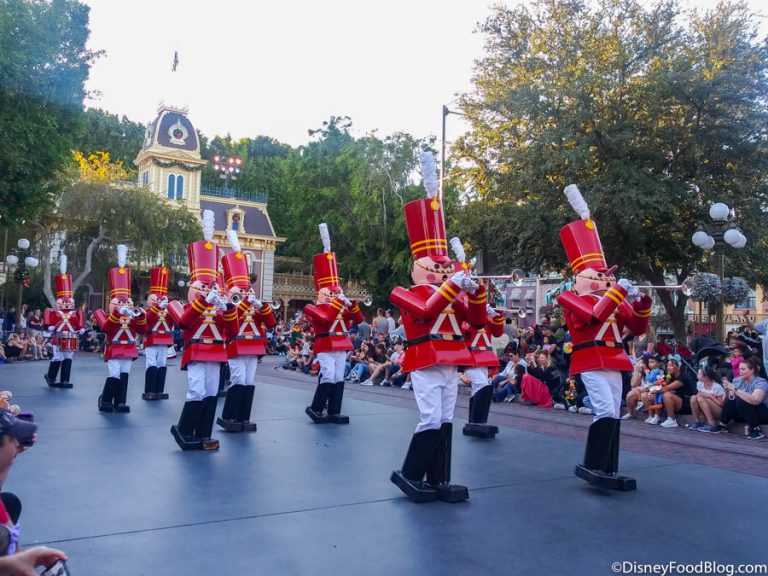 Disney's Christmas Parade and Fireworks are BACK — Here's When You Can ...