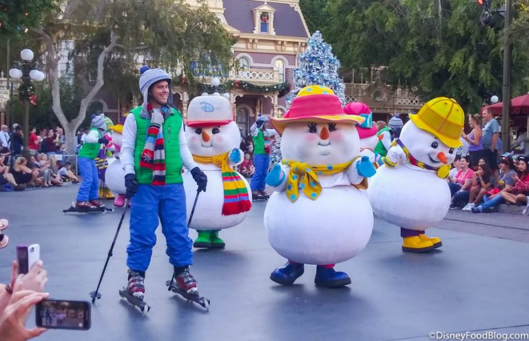 Disney's Christmas Parade and Fireworks are BACK — Here's When You Can ...