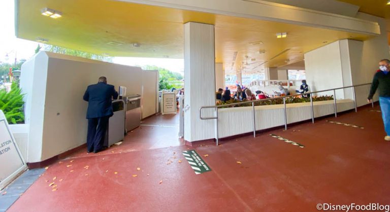 Tomorrowland Terrace Reopens in Magic Kingdom With Some Seafood ...