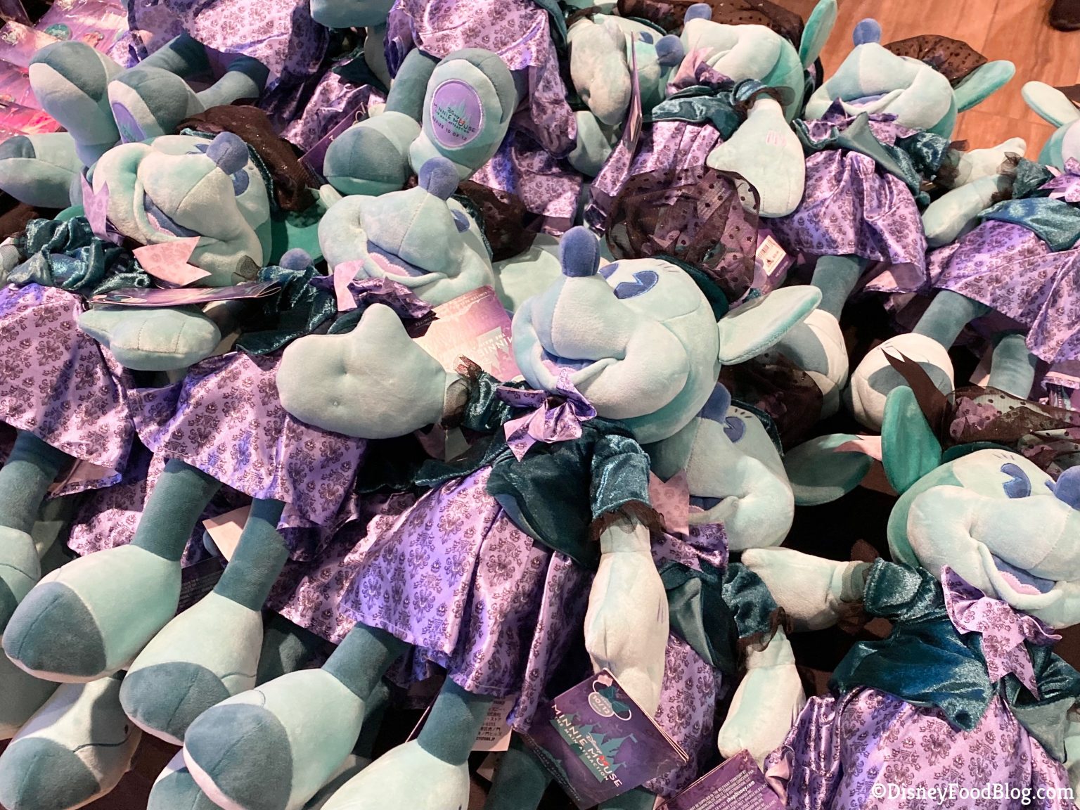 FIRST LOOK at Disney's Castle & Fireworks Minnie Mouse: The Main ...