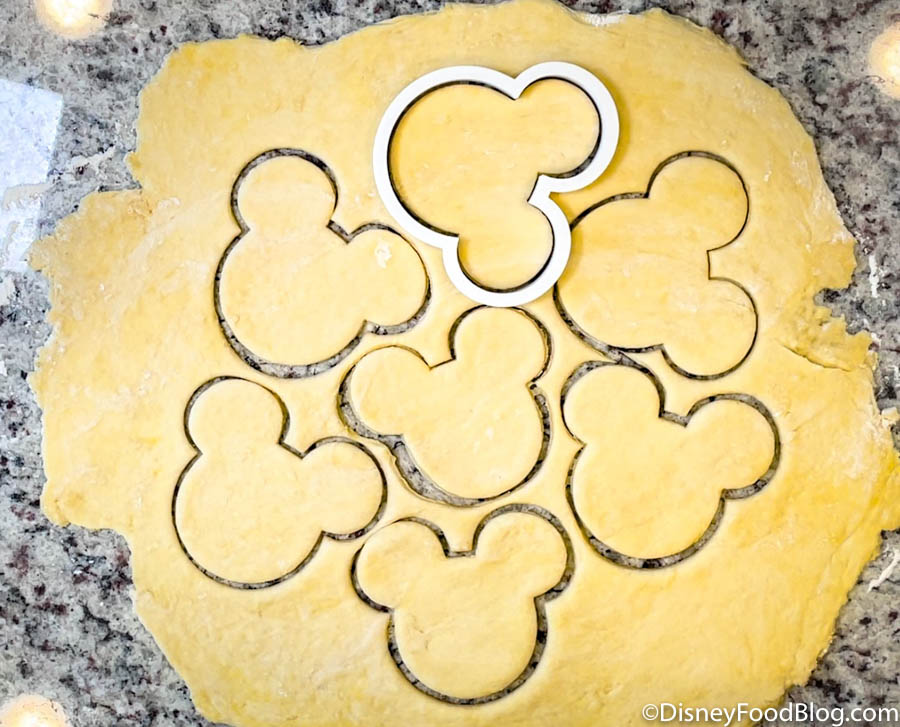 VIDEO: Step-By-Step DFB Mickey Beignet Tutorial | the disney food blog