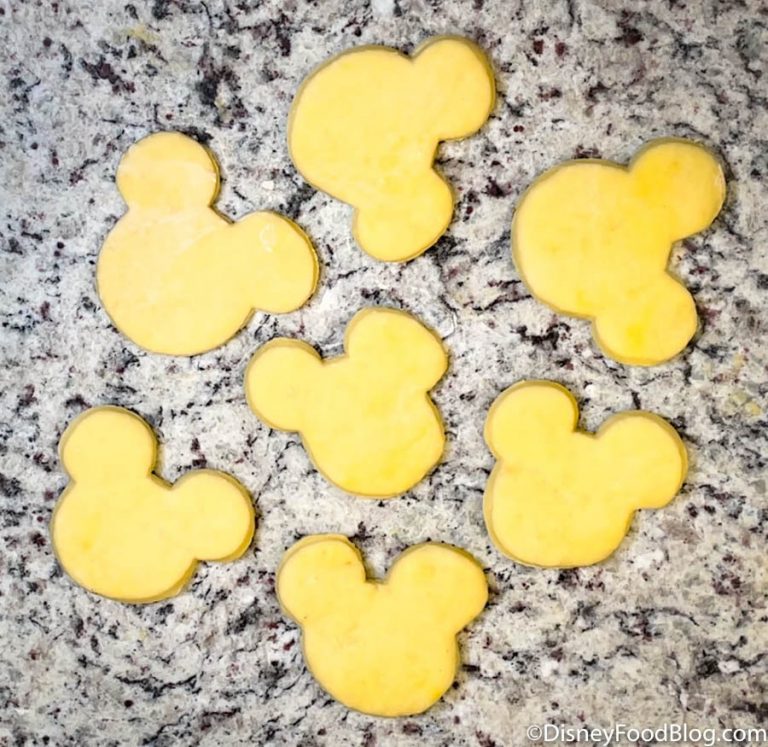 VIDEO: Step-By-Step DFB Mickey Beignet Tutorial | the disney food blog