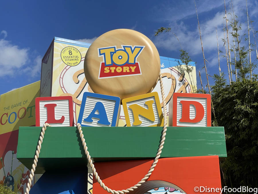 What’s New at Disney’s Hollywood Studios: A NEW Lightsaber, Crowd ...