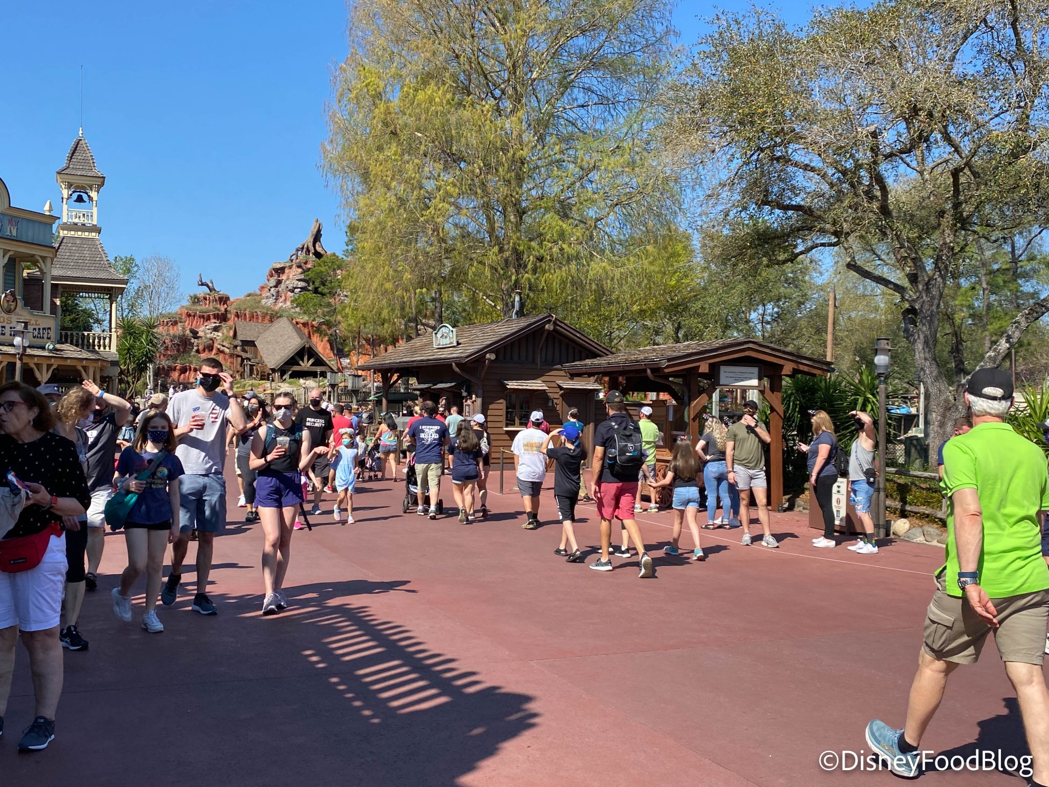 Spring Break Crowds Are ALREADY in Disney World! | the disney food blog