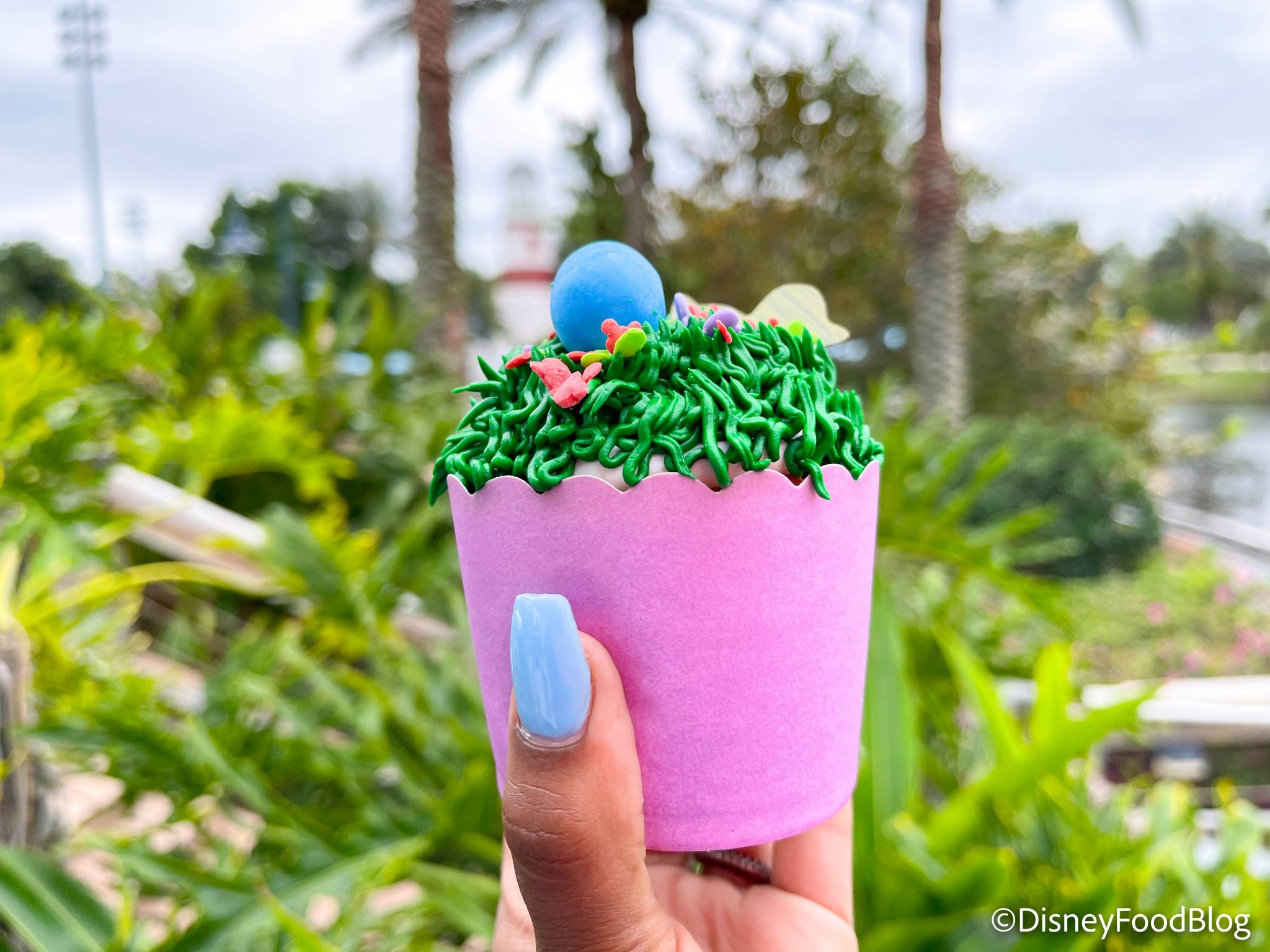 REVIEW: We Were NOT Ready For the Inside of This Disney World Cupcake ...