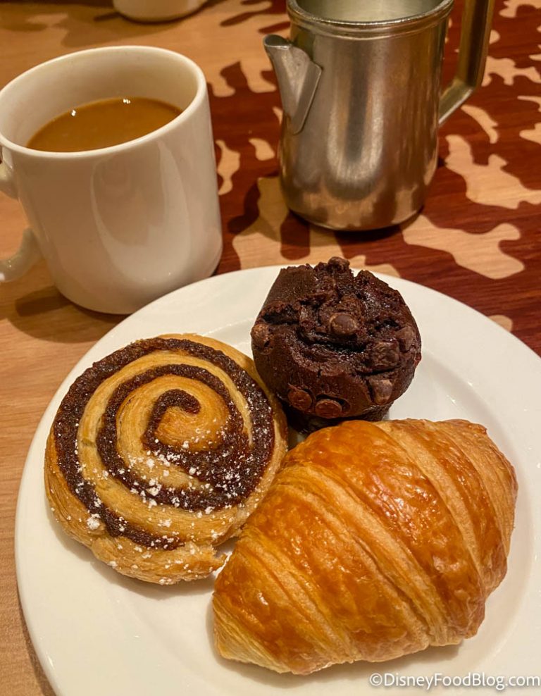 PHOTOS: What Character Dining Is Like at Disneyland Resort Right Now ...