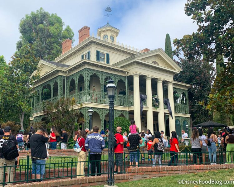 Disneyland haunted mansion queue 2021 Summer August | the disney food blog