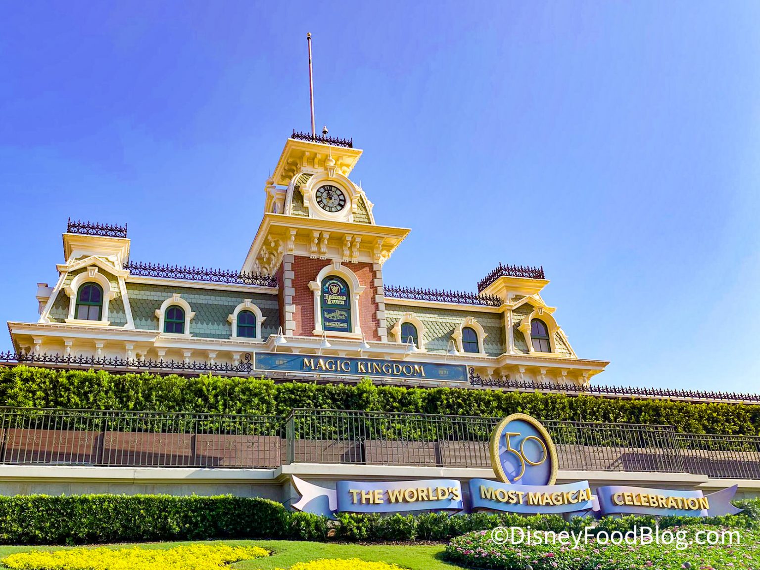 REVIEW: The Disney World Churro That Will Keep Your Dentist on Speed ...