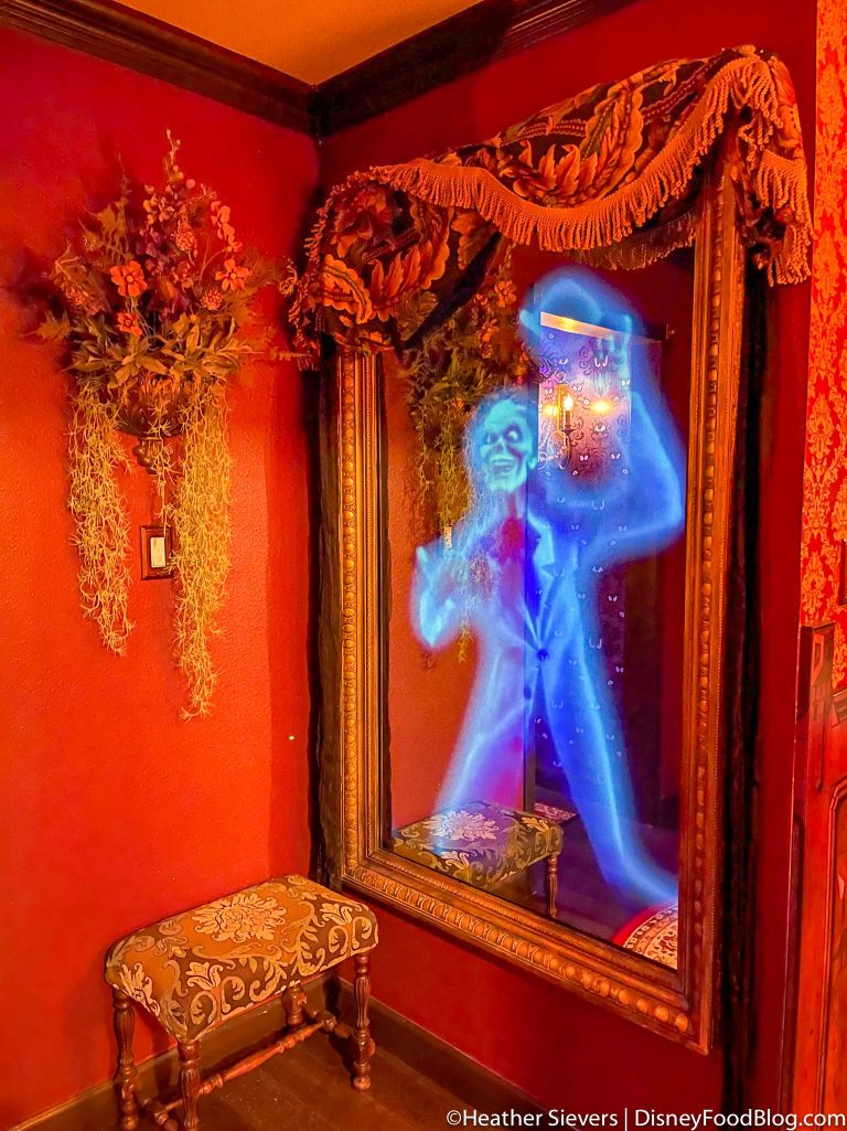 PHOTOS: The Closest You'll EVER Get to Staying the Night INSIDE Disney ...