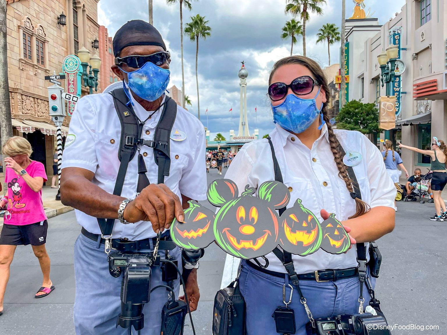 Get In the Spooky Spirit With This Disney World PhotoPass Photo Op ...