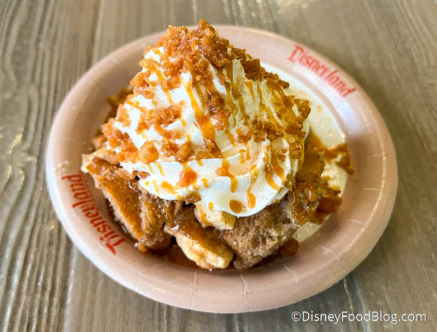REVIEW: This Disneyland Snack Deserves To Be in the Fall Hall of Fame ...