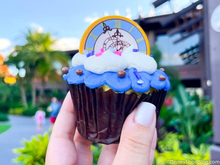 REVIEW: A Boozy Disney World Cupcake?! Yes, Please. | the disney food blog