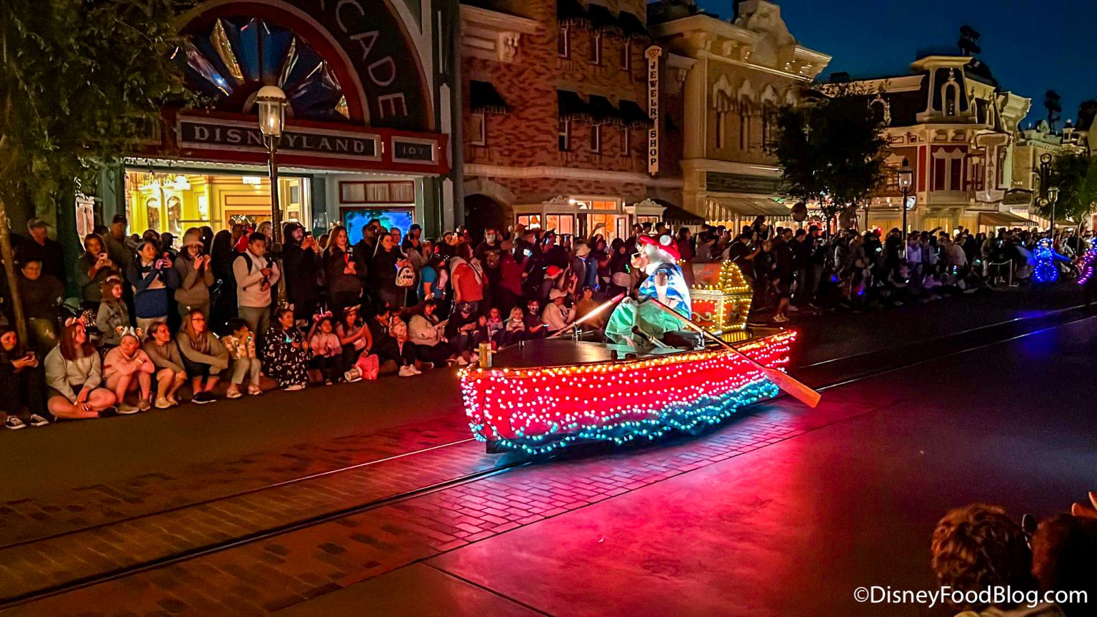 PHOTOS & VIDEOS: The Main Street Electrical Parade Is BACK in ...