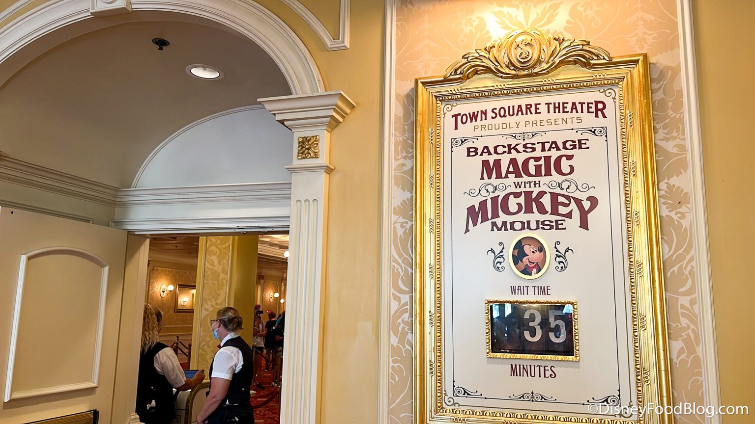 You Can HUG MICKEY Again in Disney World! | the disney food blog