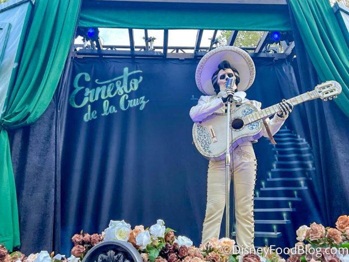 VIDEO: 'Coco' Villain Ernesto de la Cruz Makes His Debut at Oogie ...
