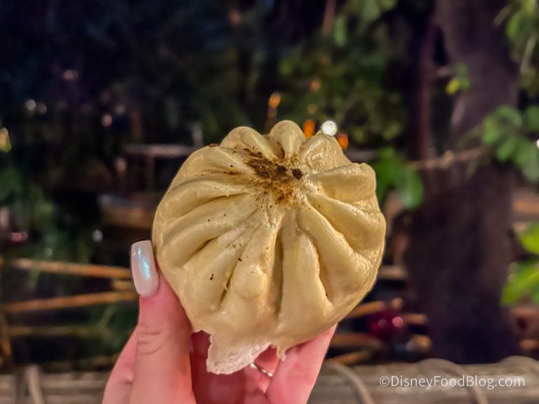 REVIEW: The Tropical Hideaway Bao Buns in Disneyland | the disney food blog