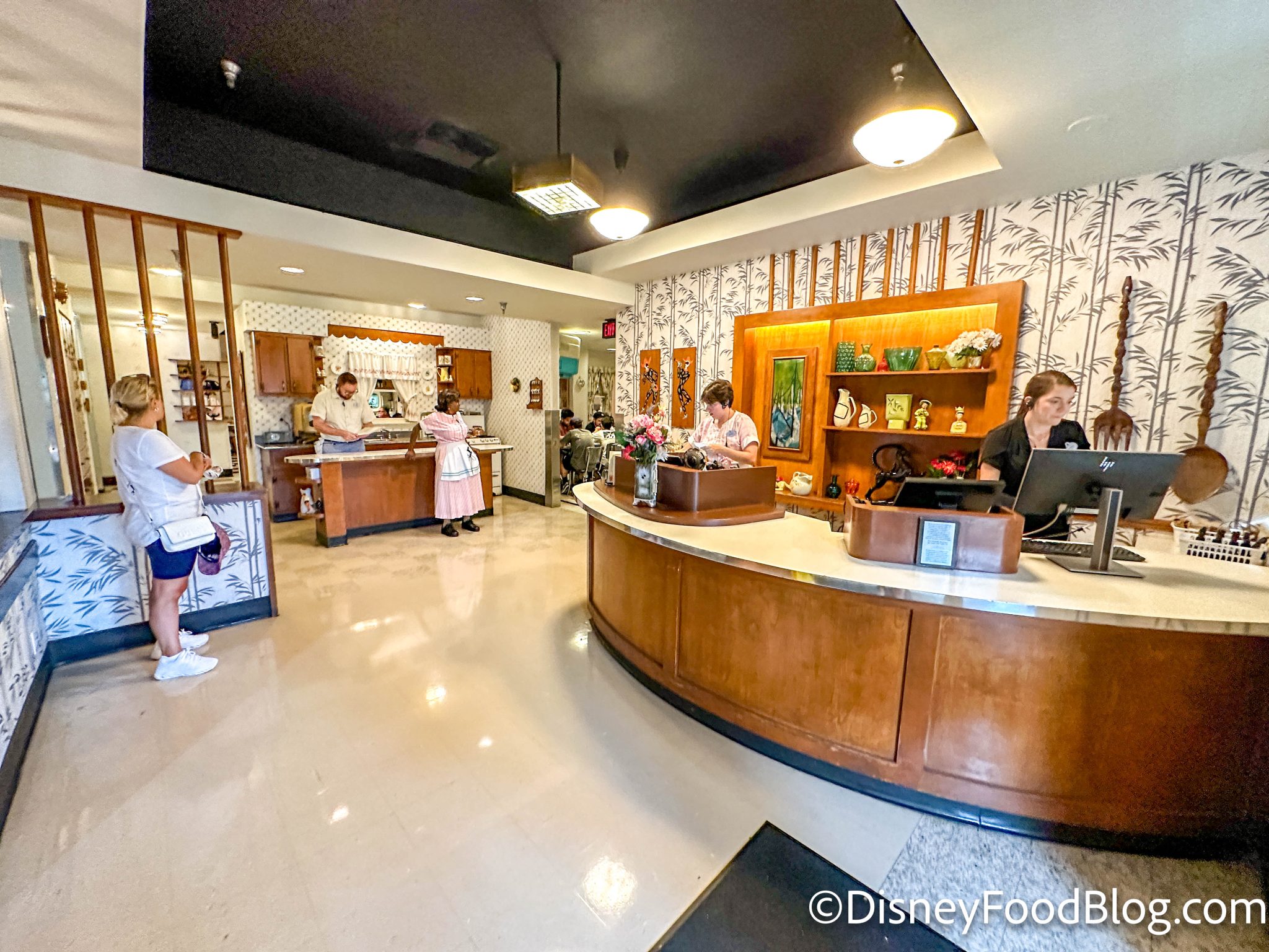FULL REVIEW! We Ate EVERYTHING at '50s Prime Time Cafe in Disney's ...