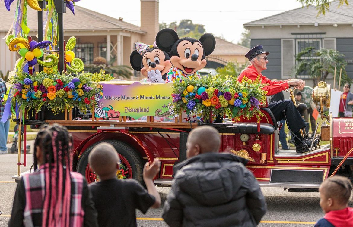 SURPRISE! See the Disney Characters That Visited a SPECIAL Parade in ...