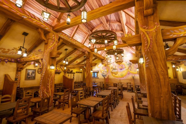 REVIEW: Come Check Out Disney's NEW Snuggly Duckling Restaurant With Us ...