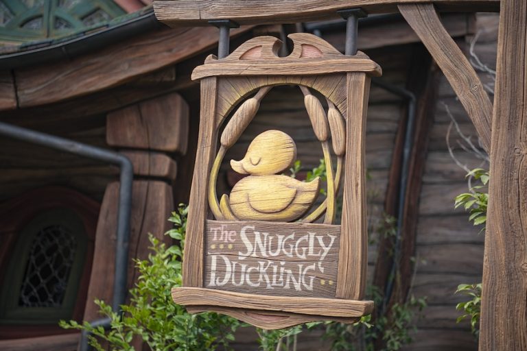 REVIEW: Come Check Out Disney's NEW Snuggly Duckling Restaurant With Us ...