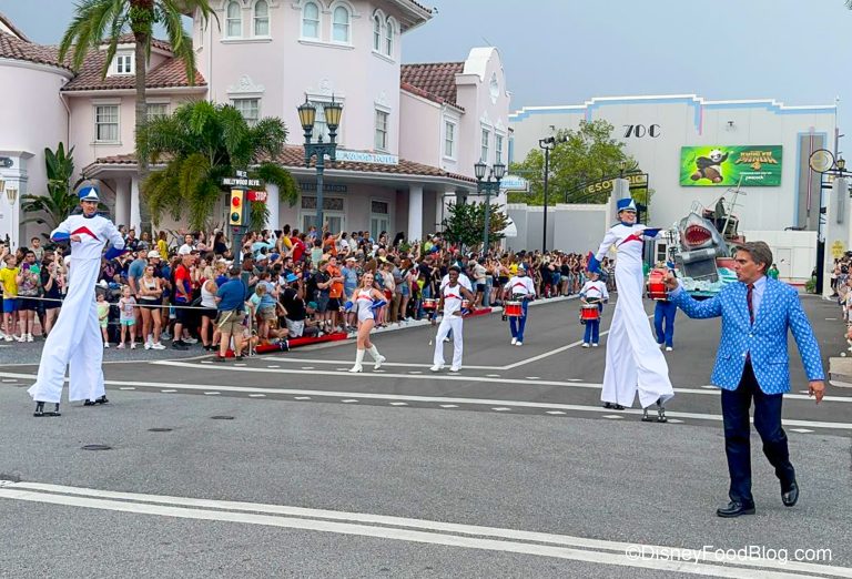 FIRST LOOK at the BRAND-NEW Mega Movie Parade in Universal Orlando ...