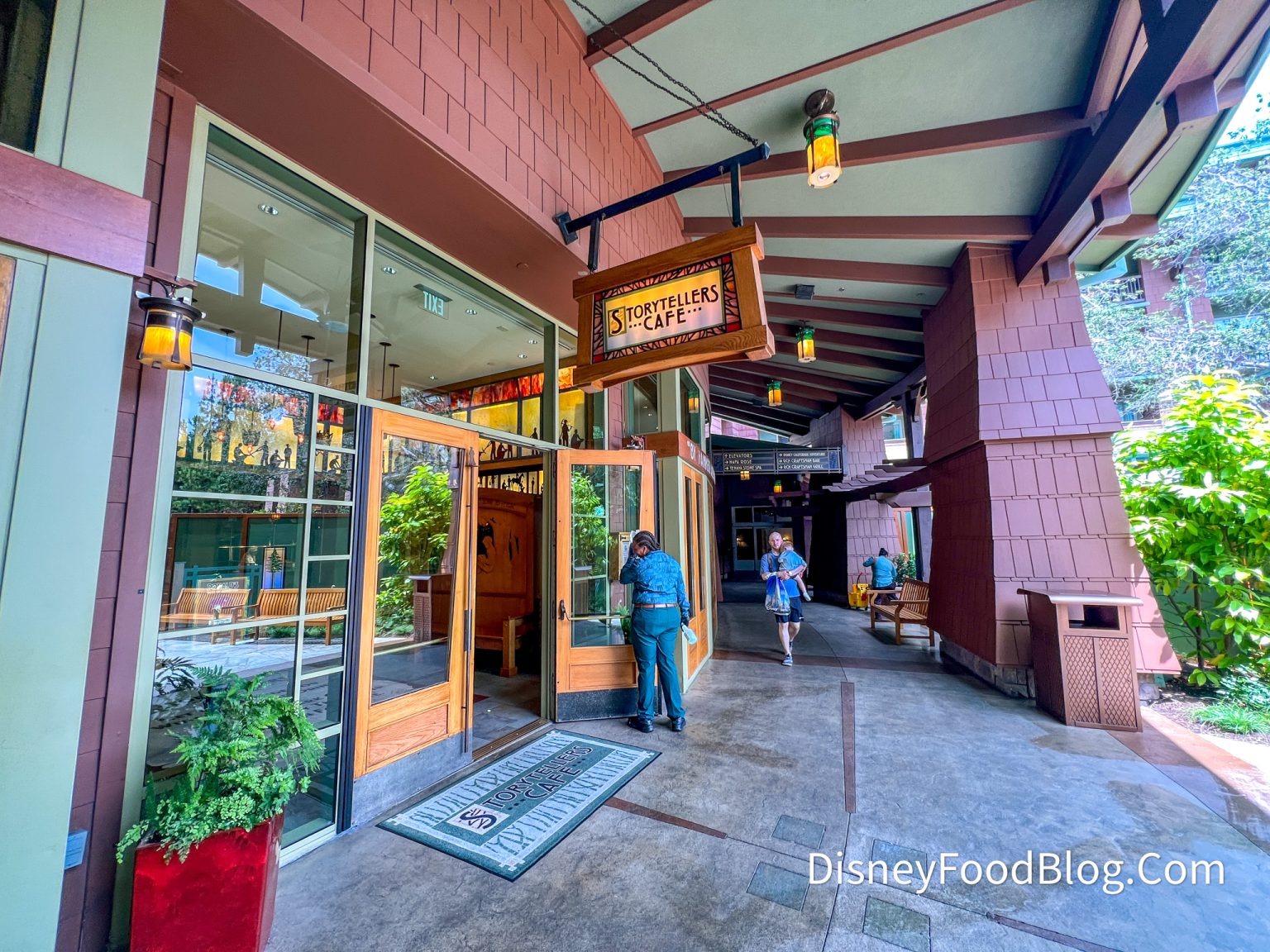 REVIEW: This Hidden Restaurant In Disneyland Is the Best Spot To Meet ...