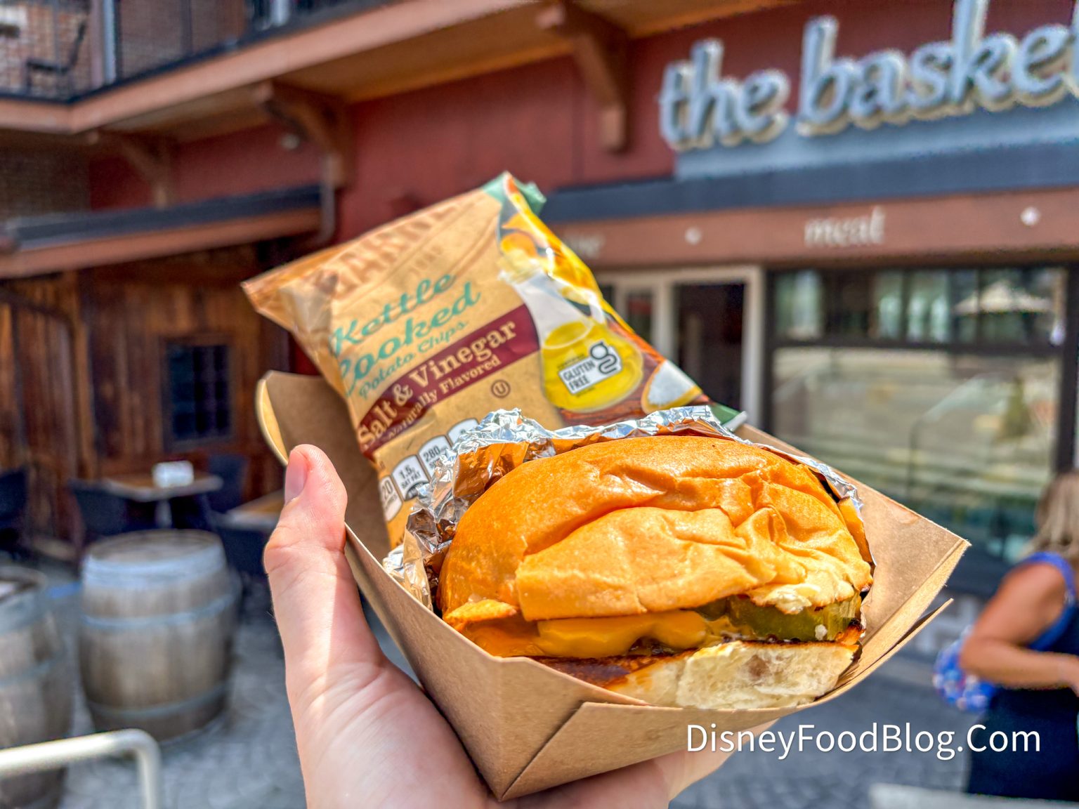 REVIEW: This NEW Disney World Burger Has Us Questioning EVERYTHING ...