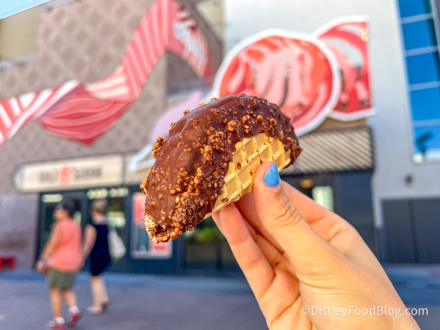REVIEW: This New Ice Cream Taco Is Turning Heads in Disney World ...