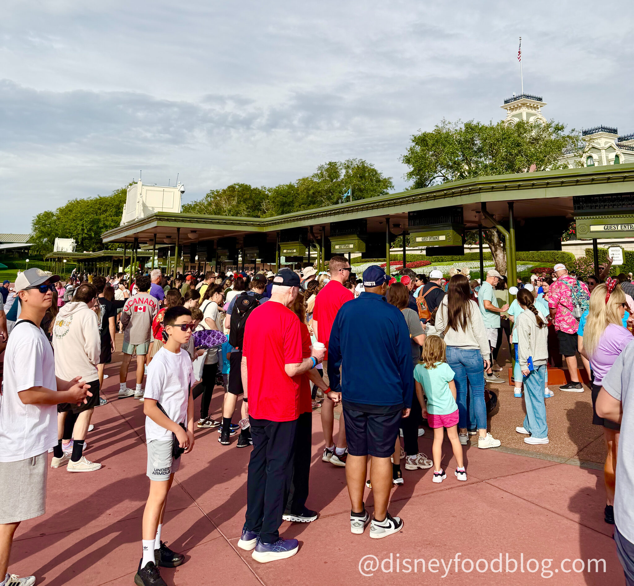 These Thanksgiving Day Crowds in Disney World SURPRISED Us | the disney ...