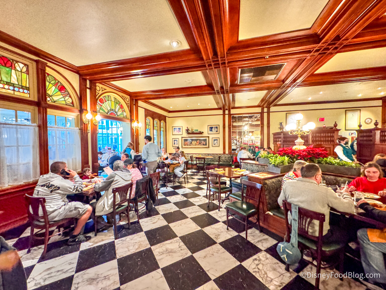4 Hacks That Make Booking Magic Kingdom Dining Reservations 10x Easier ...