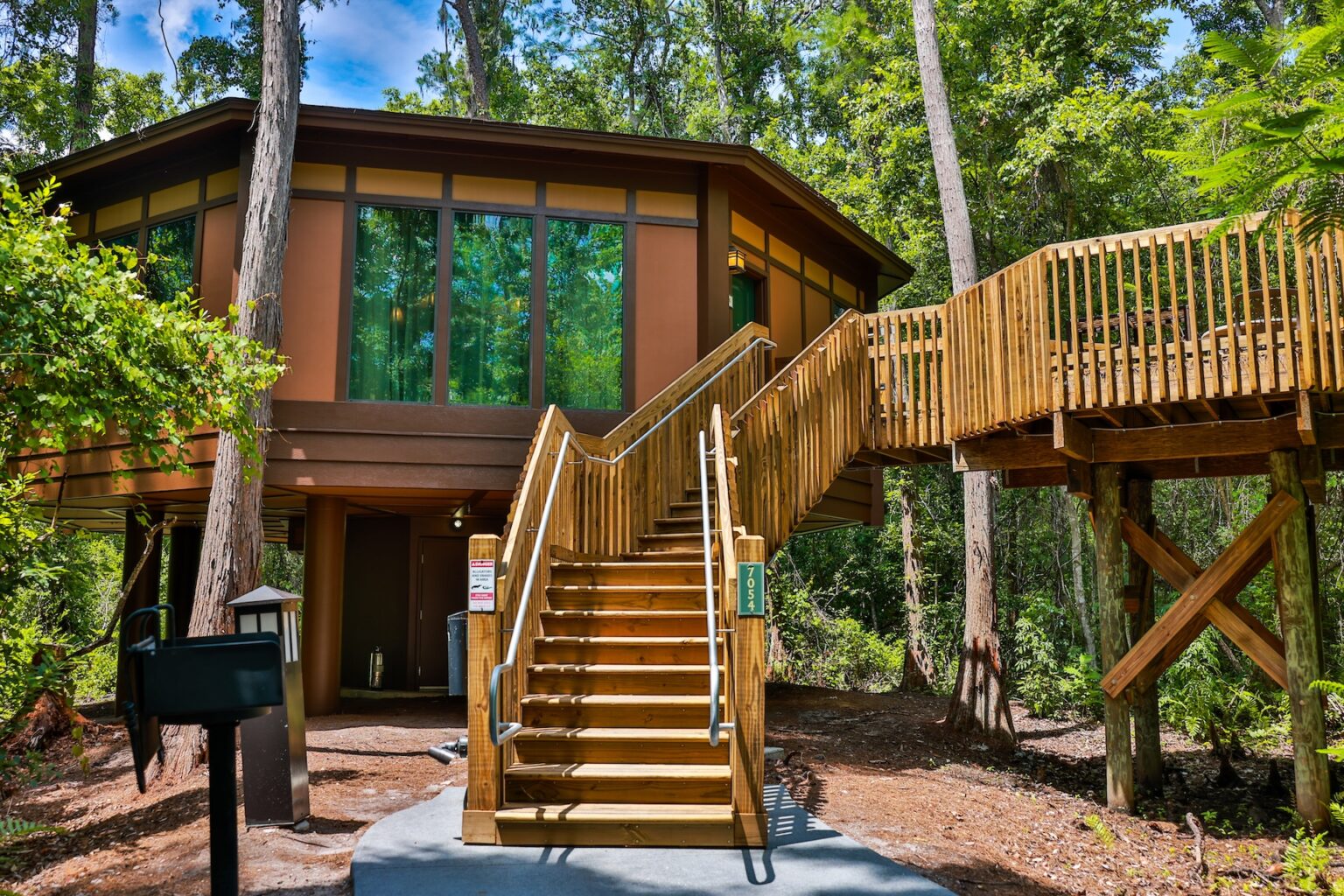 A Hot New Bombshell Has Entered The (Treehouse) Villa in Disney World ...